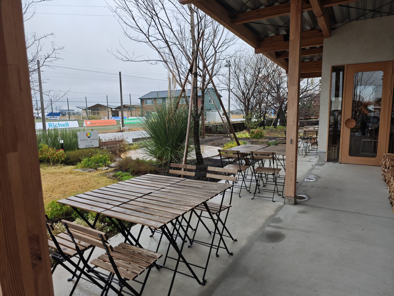 【Book&Pizzeria dadada_(ダダダ)／舟橋村】薪焼きピザや本格パスタが楽しめる。約4,000冊の本に囲まれてゆっくりカフェタイムも可能 | ツタエル富山