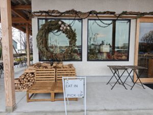 【Book&Pizzeria dadada_(ダダダ)／舟橋村】薪焼きピザや本格パスタが楽しめる。約4,000冊の本に囲まれてゆっくりカフェタイムも可能 | ツタエル富山