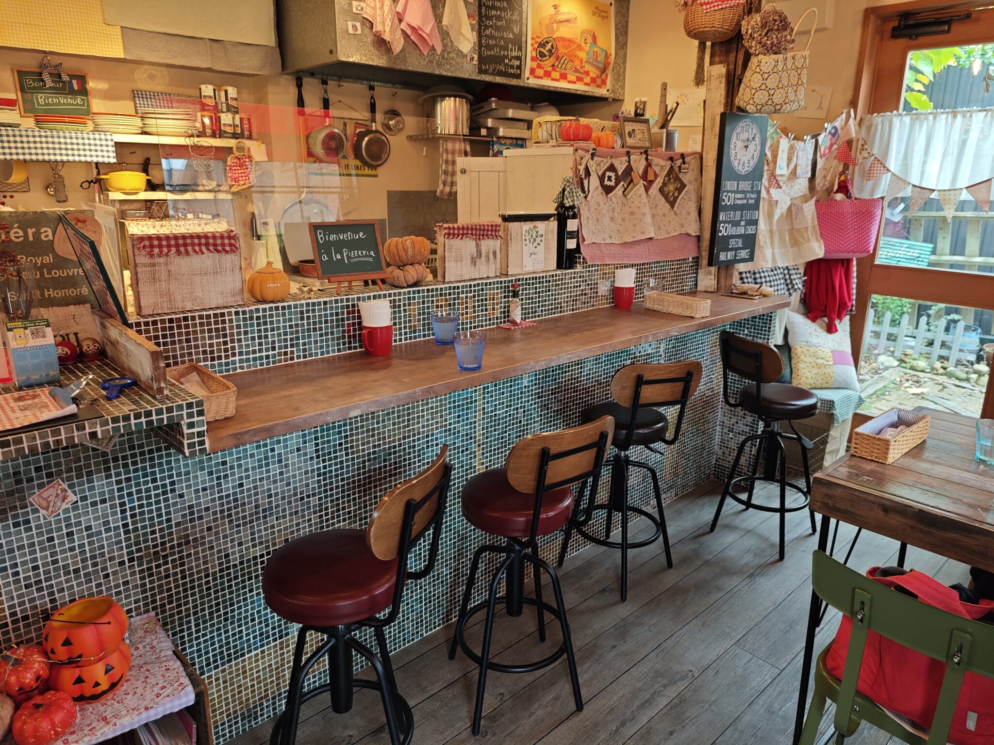 【ピザ アリコット(Pizza aliquot)／射水市】カントリー調の店内で味わう石窯ピザ&アヒージョが美味。テイクアウトOK | ツタエル富山